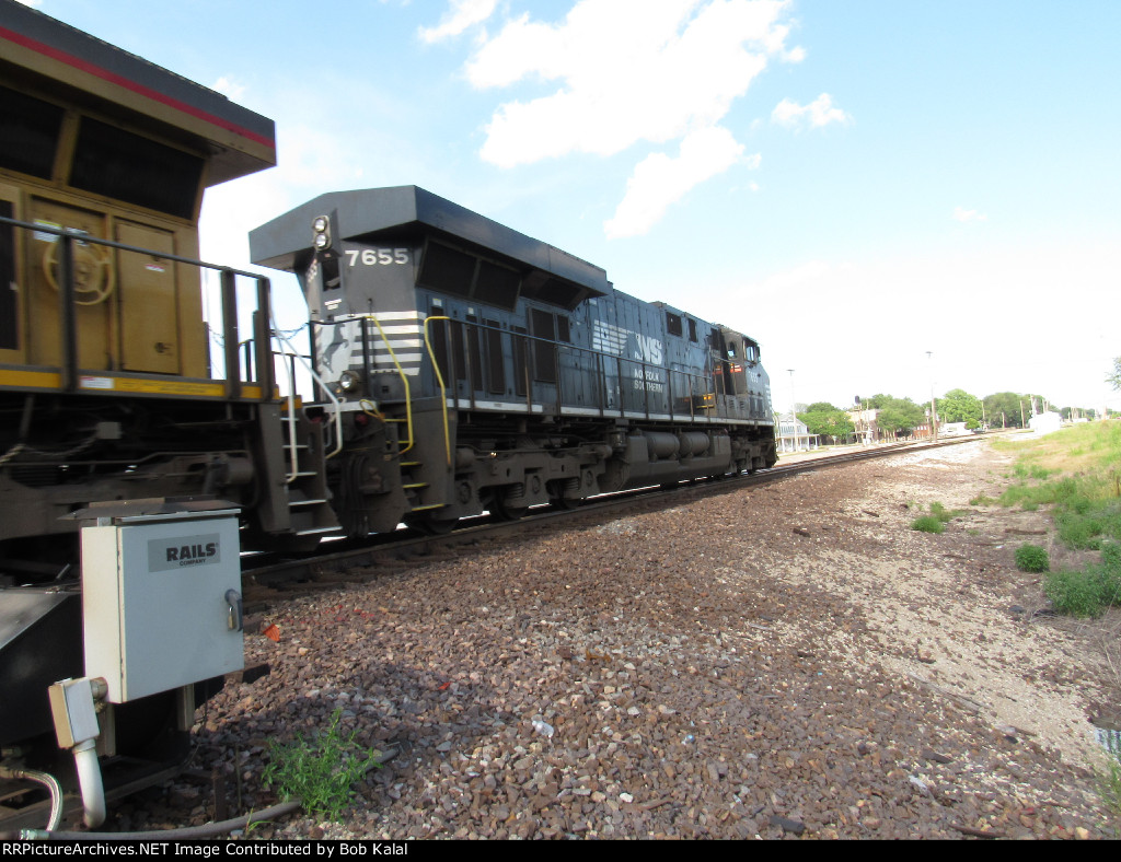 NS 7655 & UP 7944 crossing diamond